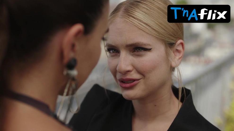 Camille Razat Lesbian Scene In Emily In Paris Emily Paris