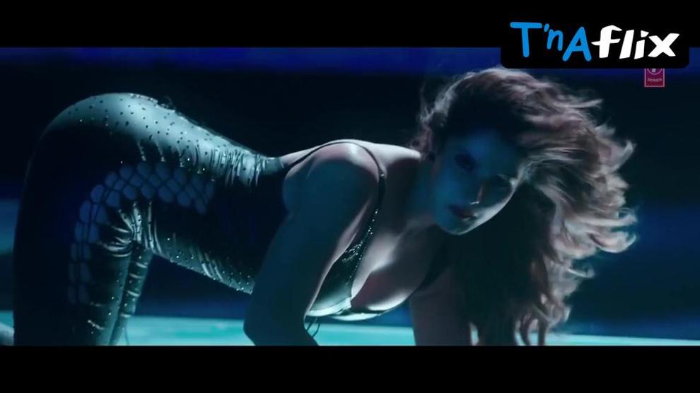 Zarine Khan Sexy Scene In Wajah Tum Ho