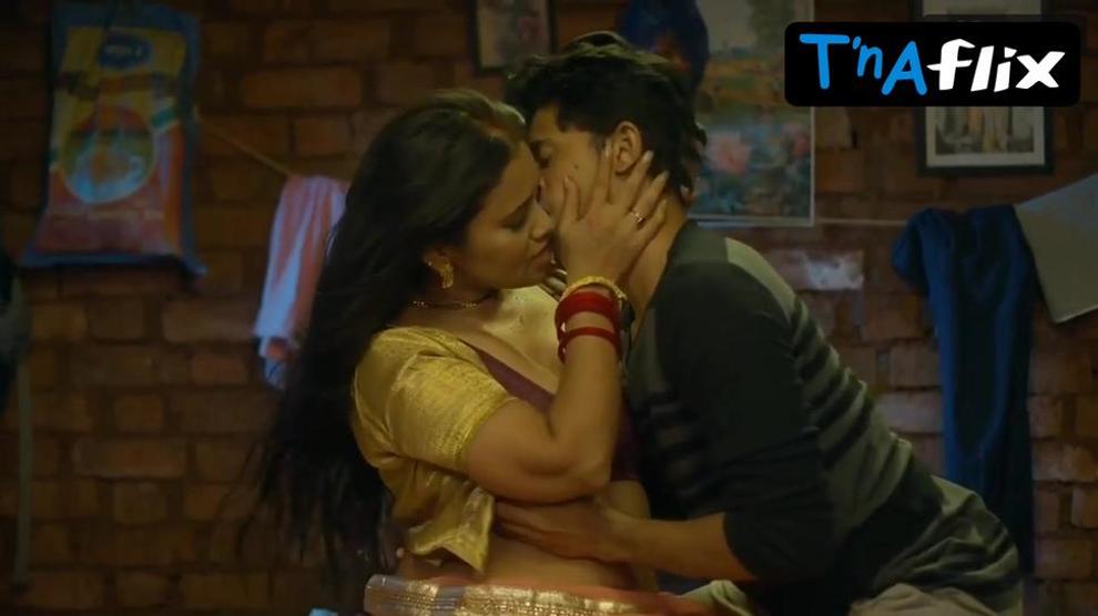Priya Gamre Bush Scene In Shahad